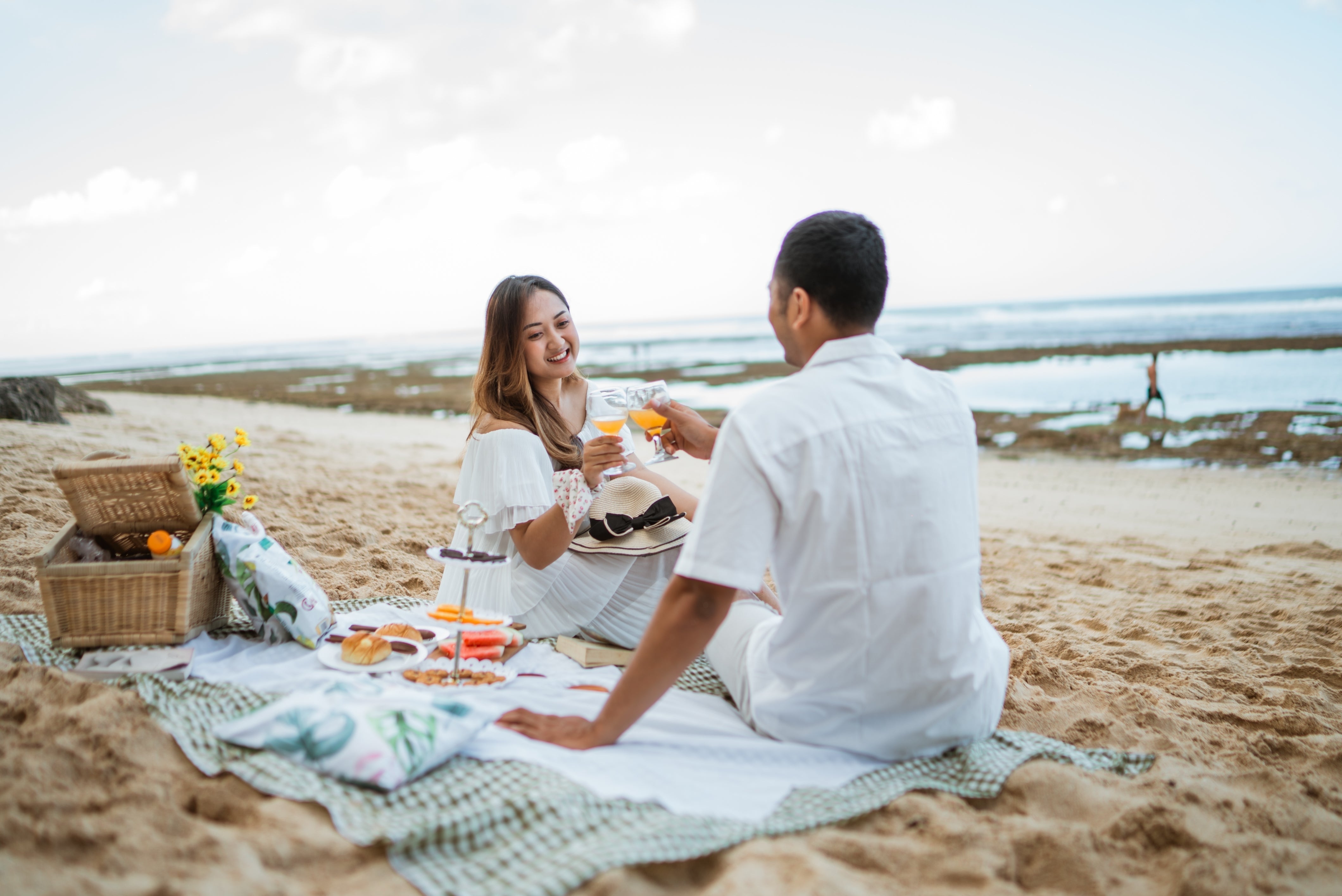 What to Pack for a Beach Picnic + 24 Beach Picnic Ideas | Mrs. Fields®